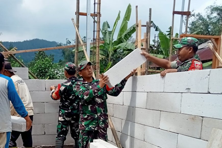 Danramil Kalibening Dan Anggota Bantu Pembangunan Rtlh Bapak Sukirno ...
